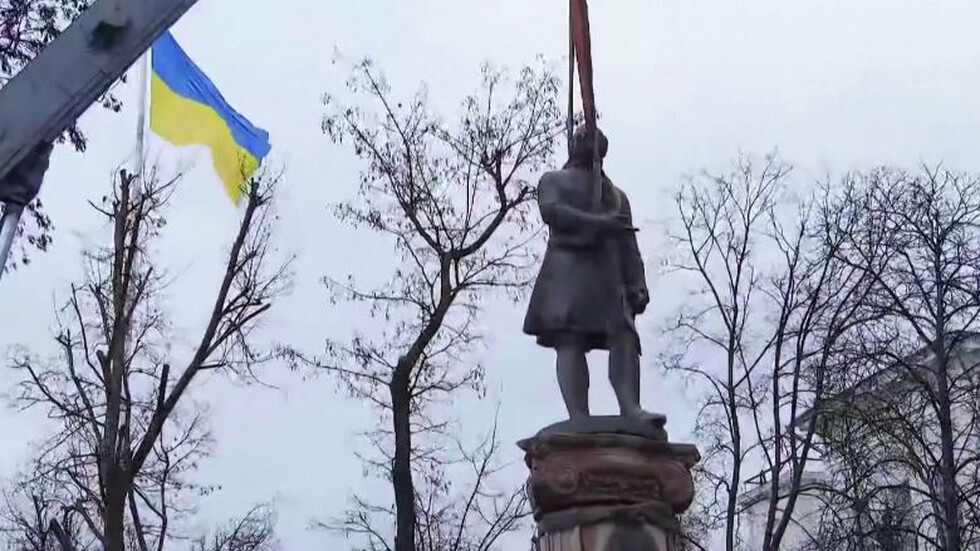 Премахнаха статуя на Ломоносов издигаща се пред музей в Днипро ВИДЕО