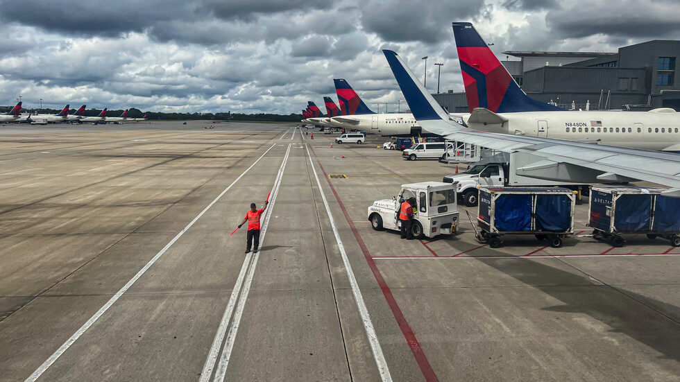 Над 50 пътници в Индия бяха забравени на пистата и самолетът им излетя без тях Старият